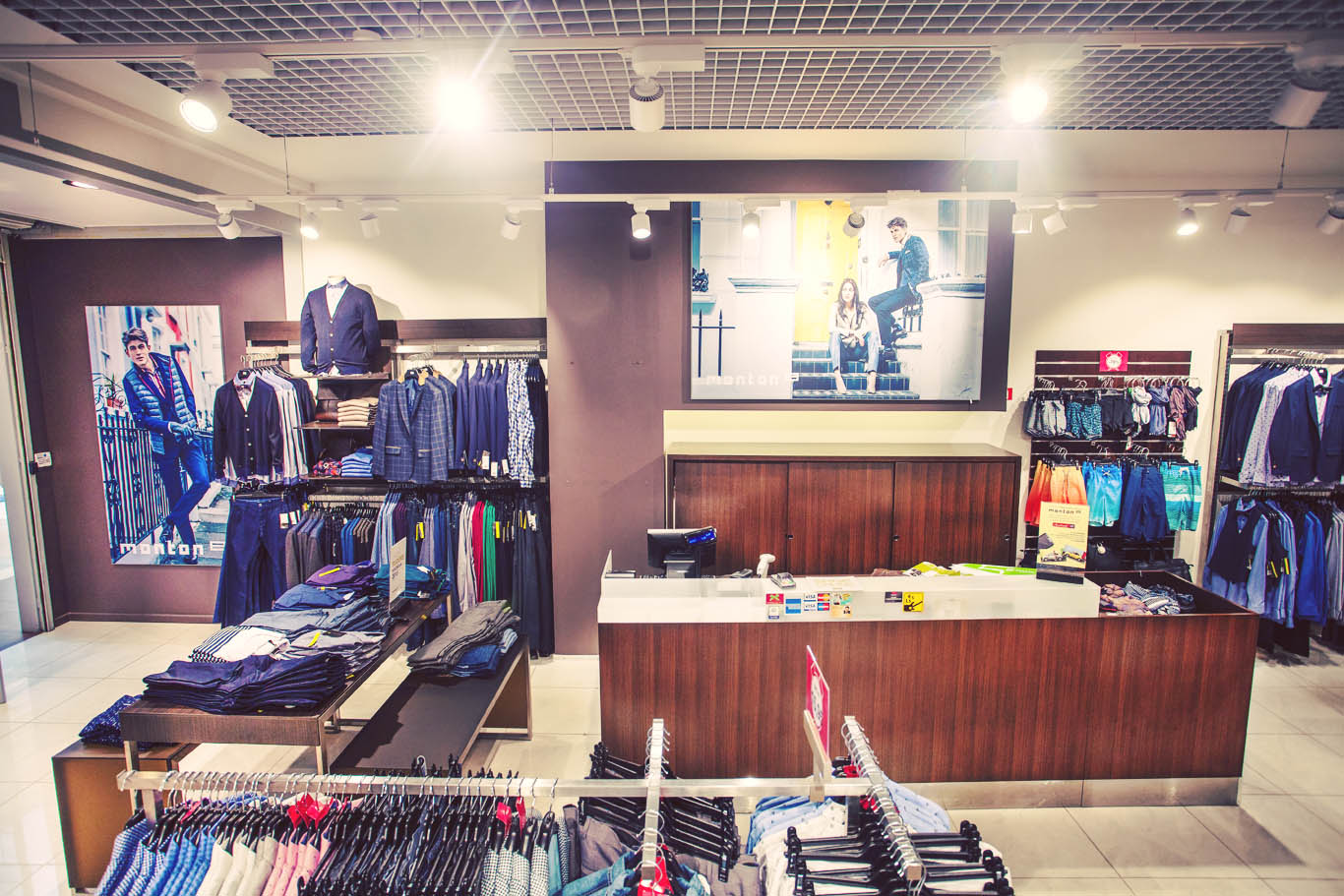 Shop interior for clothing label Monton - Roug